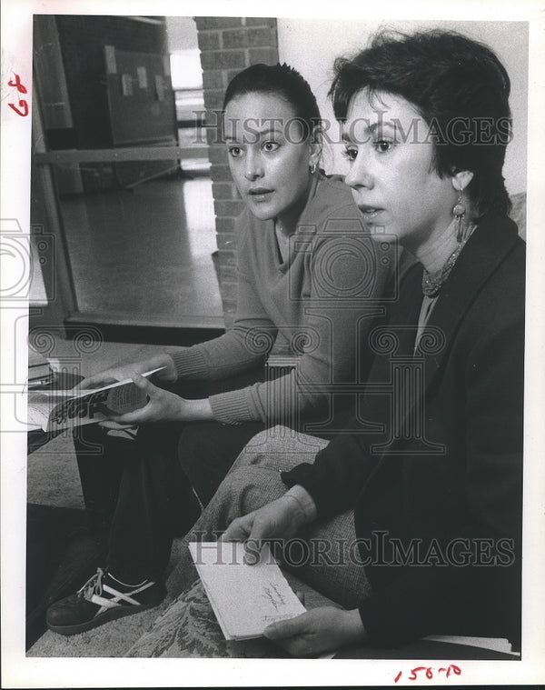 1981 Press Photo Sharpstown teacher Beth Fowler discusses with Deanna ...