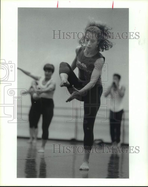 1993 Press Photo Dancer Sandy Marcello Dances White Modern Dance Theat ...