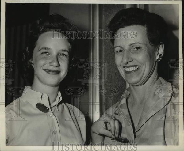 1960 Press Photo Patty Miller & Mrs. George Clark of Houston Volunteer ...