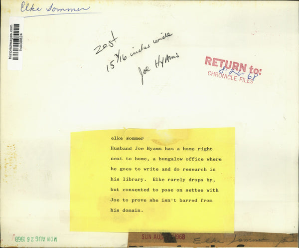 1968 Press Photo Elke Sommer and husband Joe Hyams posing in their home ...