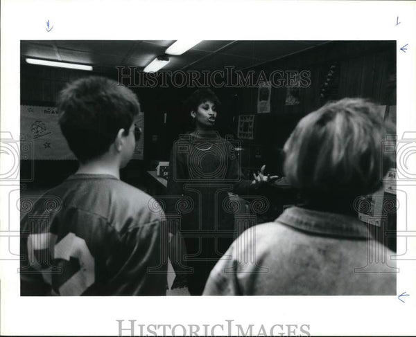 1989 Press Photo Social worker Cheryl Moore talks with Houston students ...