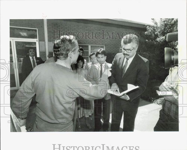 1987 Press Photo Tom Mixon points at poll watcher W.R. Morris in South ...