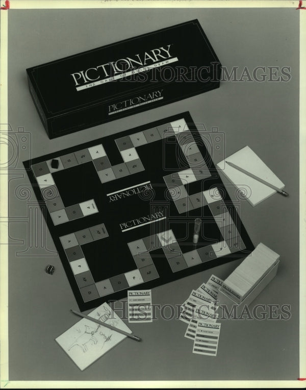 1986 Press Photo Contents of the box of the board game Pictionary ...