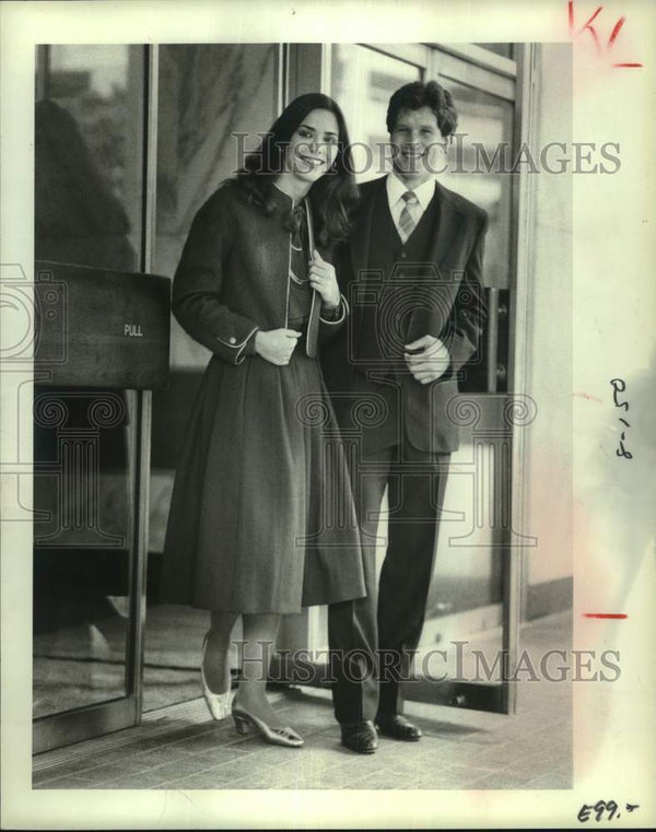 1981 Press Photo Houston singer Suzanne Dunn escorted by man from a ...