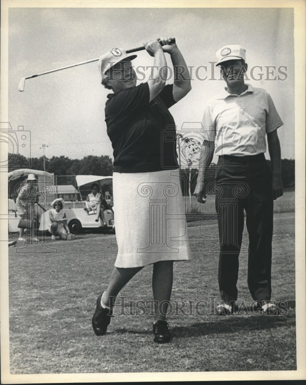 1968 Press Photo Professional Golfer Patty Berg with Baywood golf pro ...