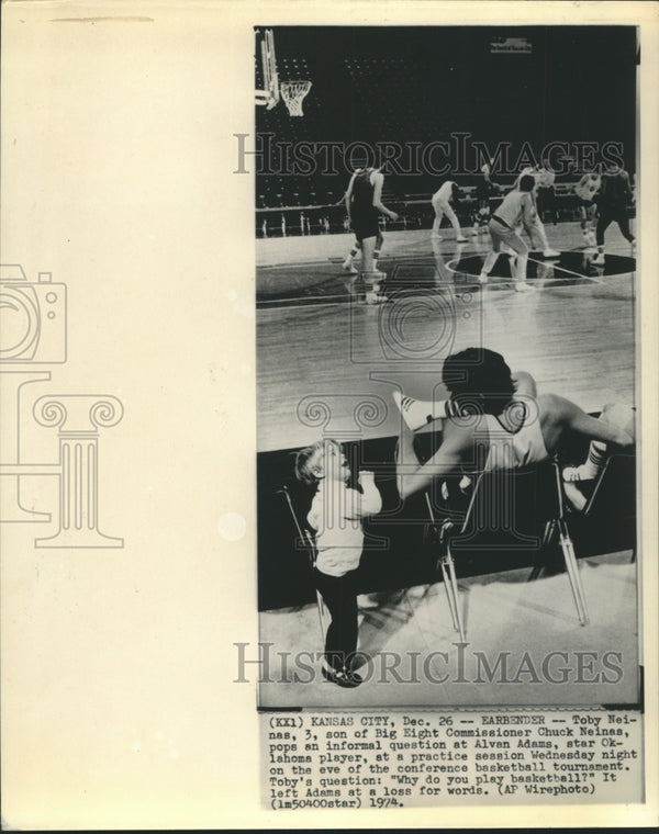 1974 Press Photo Oklahoma Sooner's Alvan Adams gets questioned by Toby ...