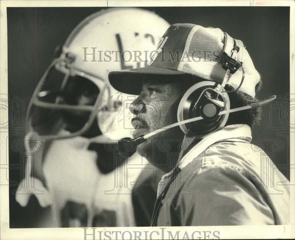 1989 Press Photo Luther Booker, football coach, Yates High School, Hou ...