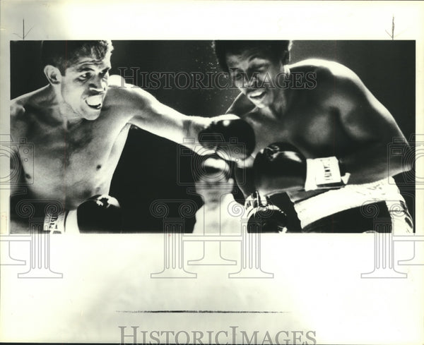 1979 Press Photo Mexican boxer David Cabrera does battle in the ring ...