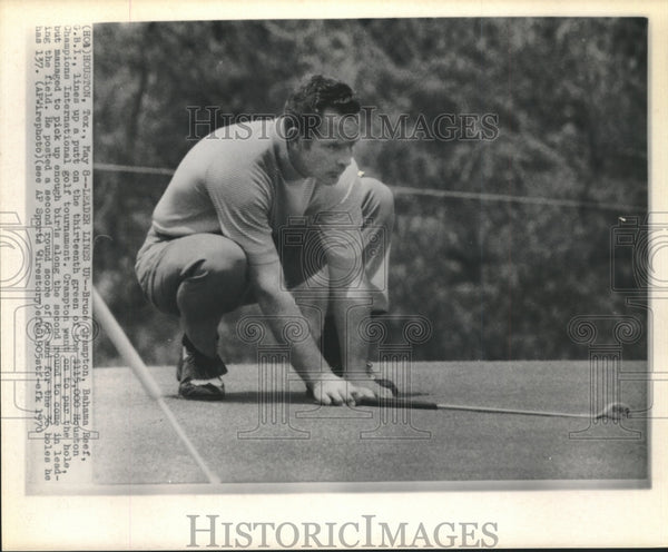 1970 Press Photo Golfer Bruce Crampton lines up a putt at Houston Open ...