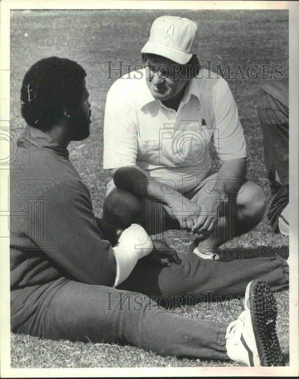 1981 Press Photo Houston Oilers' coach Ed Biles talks with Earl ...