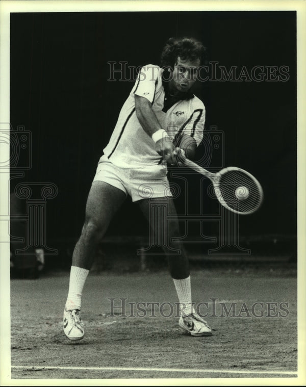 1979 Press Photo Professional tennis player Eddie Dibbs hits backhand ...