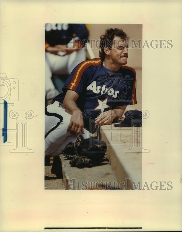 1990 Press Photo Houston Astros' pitcher Jim Clancy relaxes on dugout ...