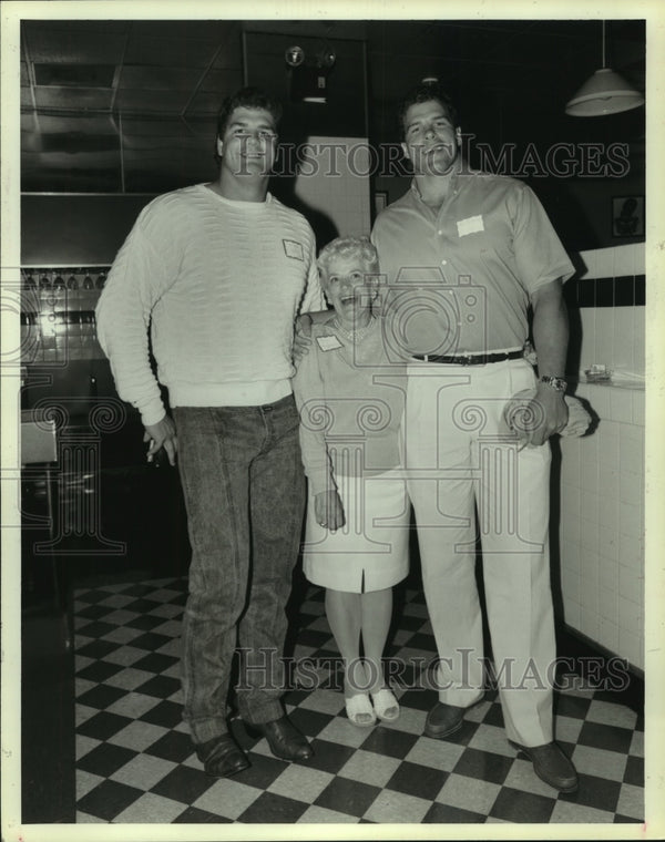 1986 Press Photo Houston Oilers with Ronald McDonald volunteer Lucy ...