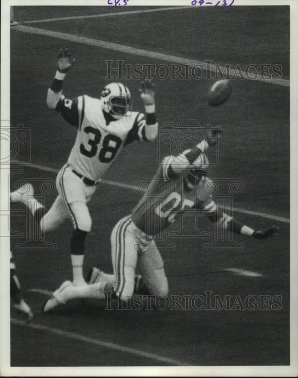 1977 Press Photo Incomplete pass to Houston Oilers' Ken Burrough ...