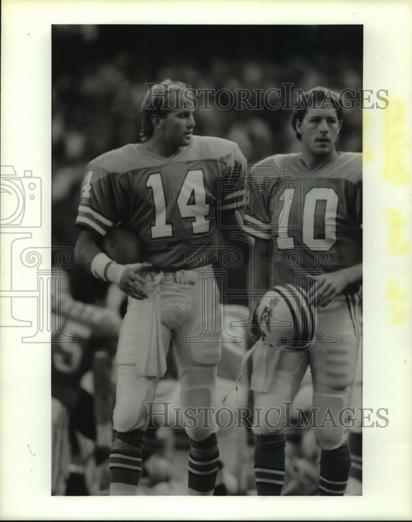 1988 Press Photo Houston Oilers' quarterback Cody Carlson talks with ...