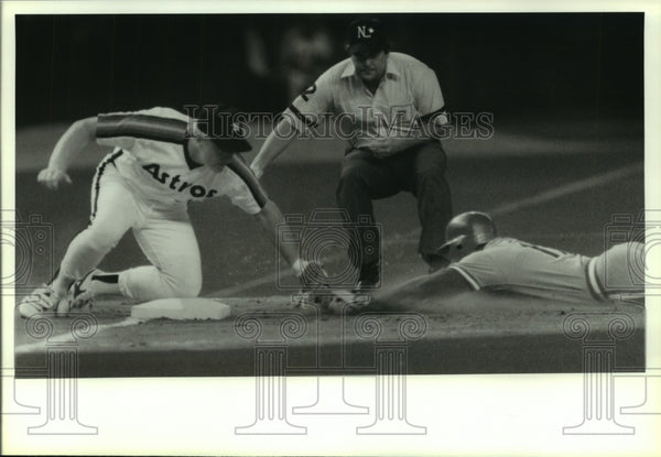 1988 Press Photo Houston Astros' Buddy Bell tags out Chris Sabo at ...