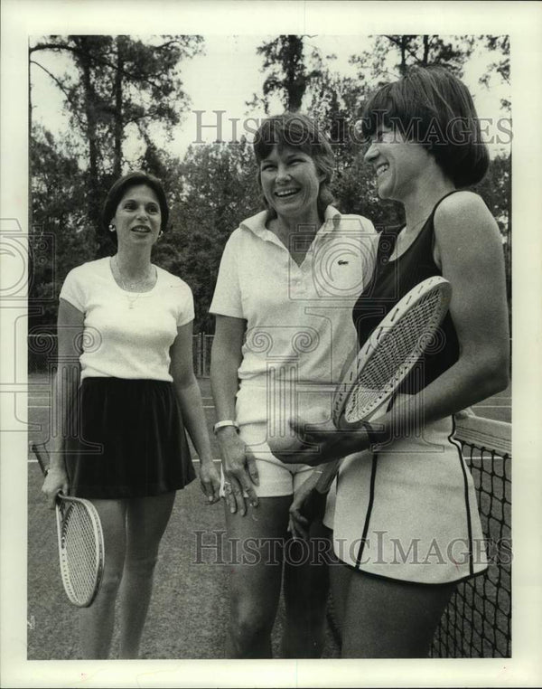 1977 Press Photo Tennis player Arlene Cohen chats with friends at ...