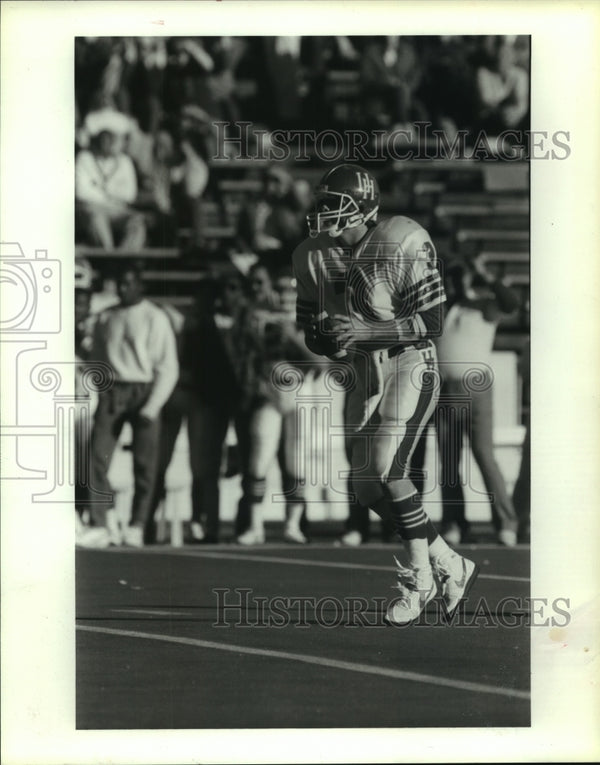 1987 Press Photo University of Houston quarterback David Dacus looks to ...