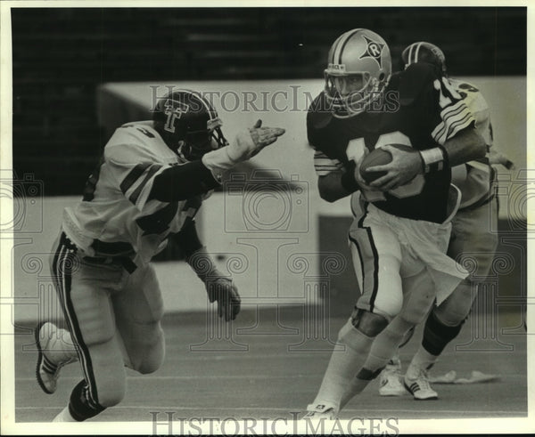 1984 Press Photo Rice University's quarterback Mark Comalander eludes ...