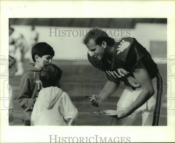 1986 Press Photo Baylor University's quarterback takes time to sign ...