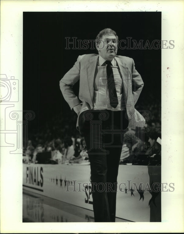 1986 Press Photo Houston Rockets head basketball coach Bill Fitch paces ...