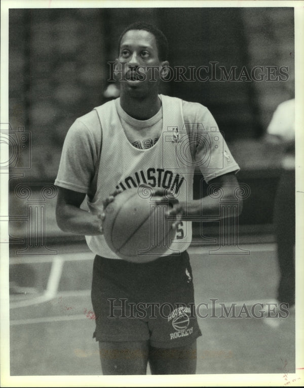 1988 Press Photo Houston Rockets Eric "Sleepy" Floyd eyes free throw at ...