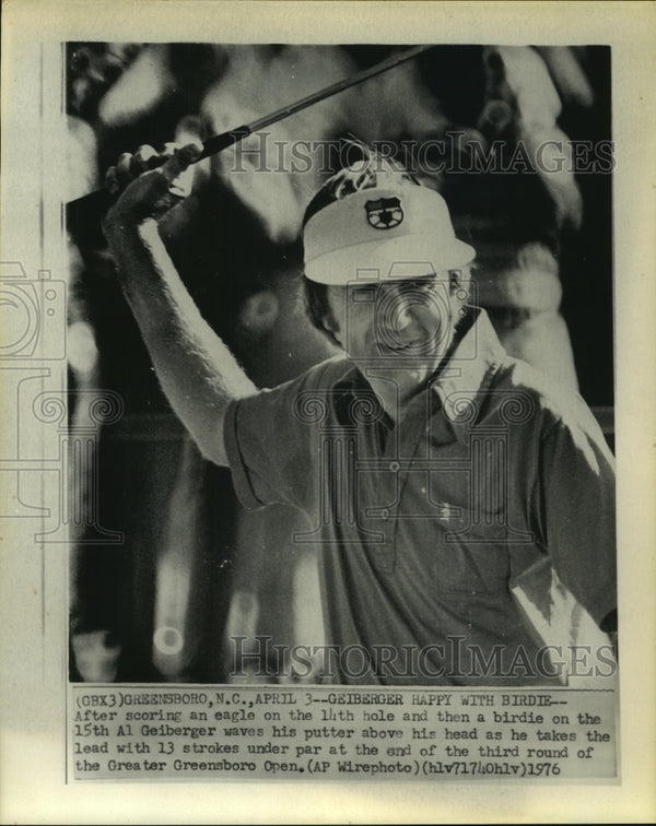 1976 Press Photo Golfer Al Geiberger celebrates birdie at Greensboro ...