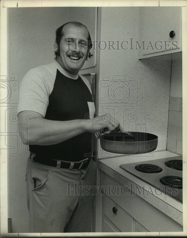 1978 Press Photo Houston Oilers' place kicker Toni Fritsch cooks meal ...