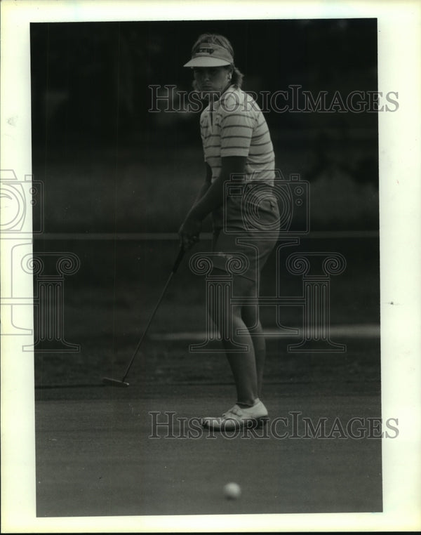 1985 Press Photo Pro Golfer Allison Finney watches putt on 16; finished ...
