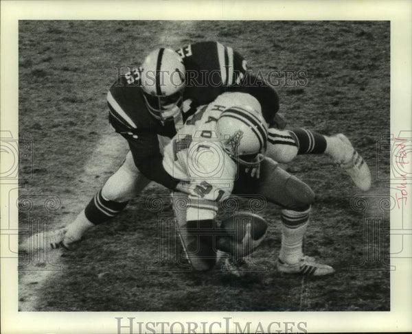 1975 Press Photo Oiler John Hadl gets tackled by his opponent during ...