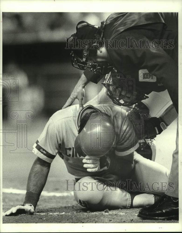 1987 Press Photo Fred Brocklander checks Bo Diaz after he was hit by a ...