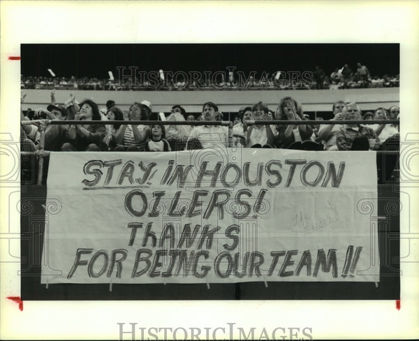 1987 Press Photo Houston Oilers' fans with banner asking team to stay ...