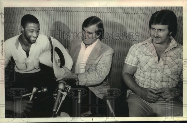 1981 Press Photo Houston Oilers' coach Ed Biles with top two draft ...