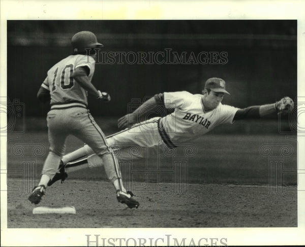 1985 Press Photo Baylor's Greg Dennis dives for wild throw; Curtis Fox ...