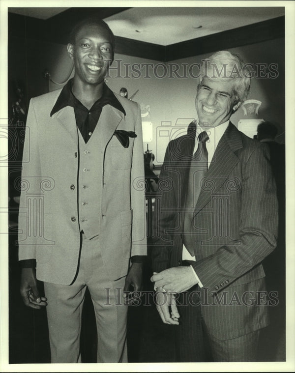 1979 Press Photo Basketball player Lee Johnson and Rockets assistant ...