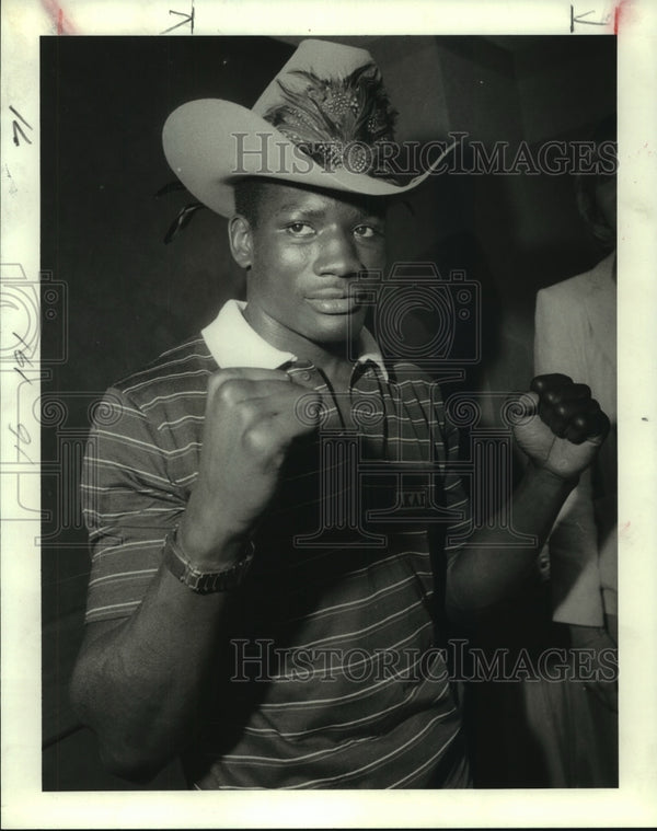 1981 Press Photo Junior Middleweight champ Ayub Kalule poses with cowb ...