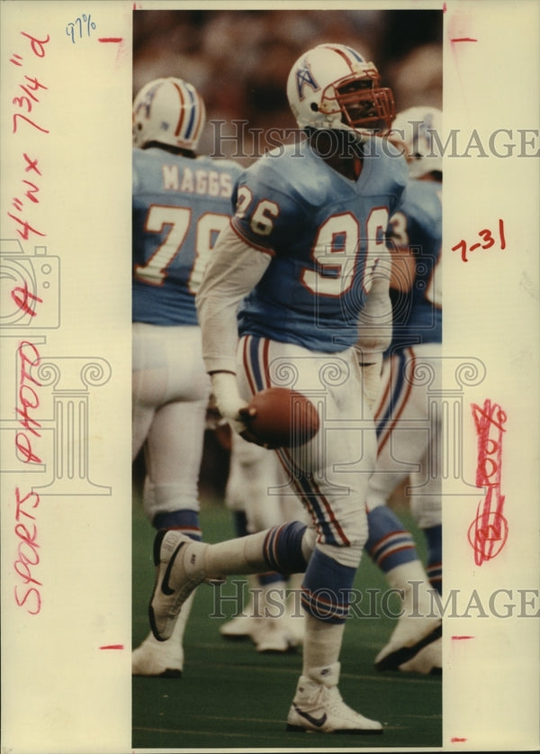 1990 Press Photo Houston Oilers' Sean Jones walks off field with the ...