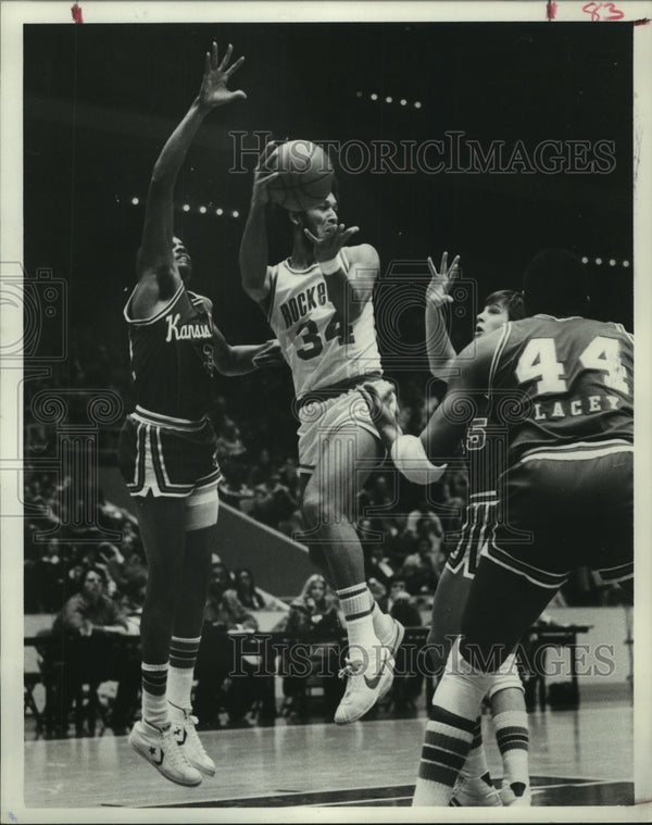 1978 Press Photo Houston Rockets' John Johnson looks to pass against K ...