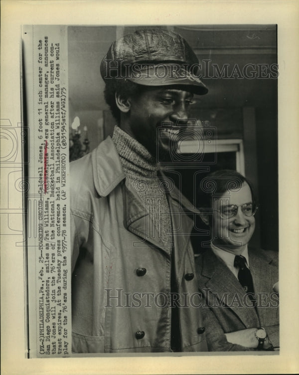 1975 Press Photo 76'ers' GM Pat Williams announces Caldwell Jones ...