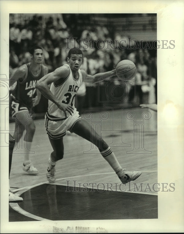 1984 Press Photo Rice University's Tony Barnett drives the lane against ...