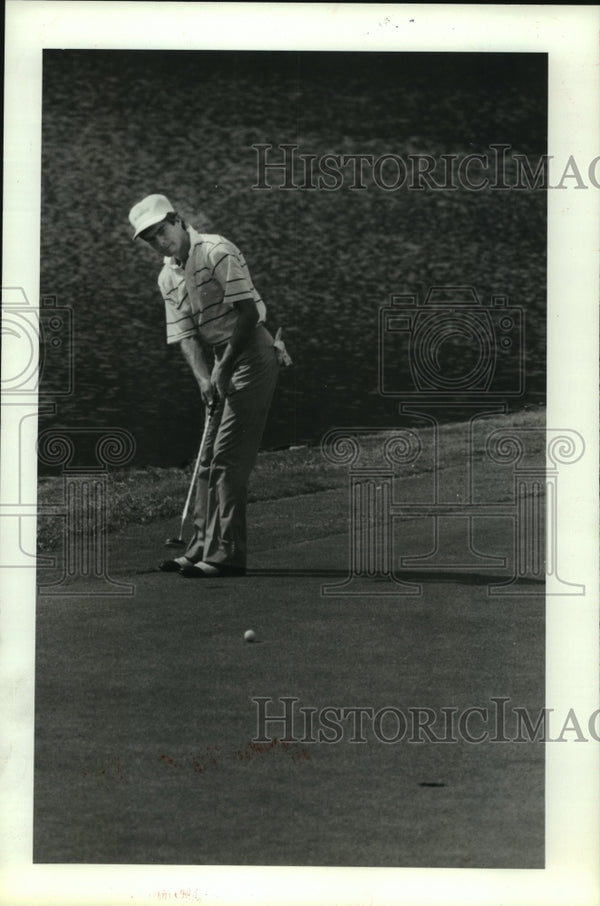 1987 Press Photo Pro golfer Carl Baker hits a birdie putt on No. 17 on ...