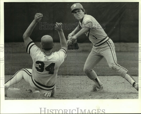 1984 Press Photo Rice University shortstop Kent Koppa tries to turn ...