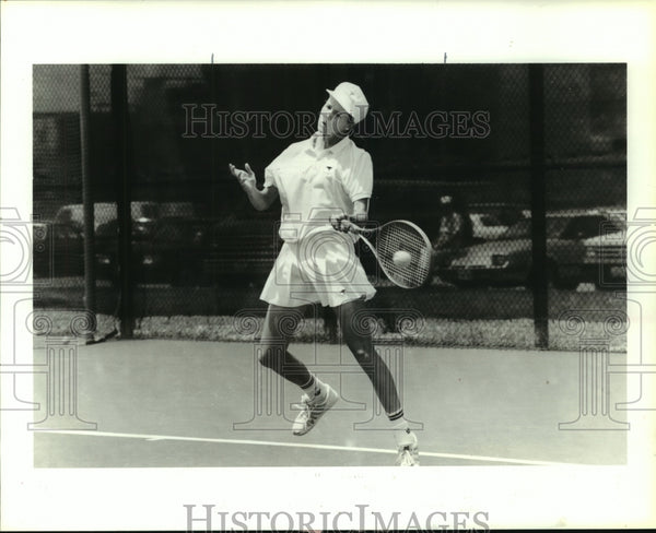1990 Press Photo Universtiy of Texas tennis player Susan Gilchrist hits ...