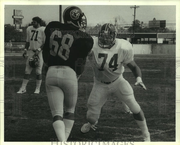 1985 Press Photo Houston Gamblers' lineman Rick Kehr at practice ...