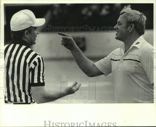 1985 Press Photo Rice coach Ray Alborn disagrees with field judge Ron ...