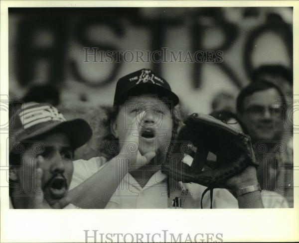 1986 Press Photo Houston Astros fan Lyle Doege doesn't appear to like a ...
