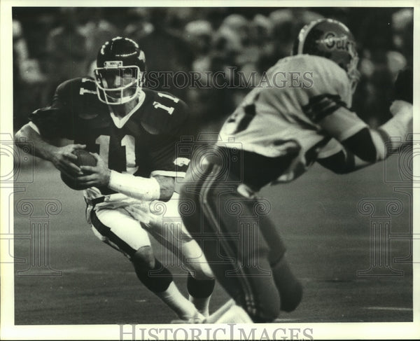 1983 Press Photo Arkansas quarterback Tom Jones rolls out in Bluebonne ...