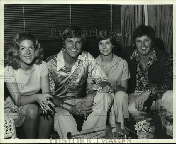 1976 Press Photo Astros' potcher Ken Forsch, wife Jonnye and others ...