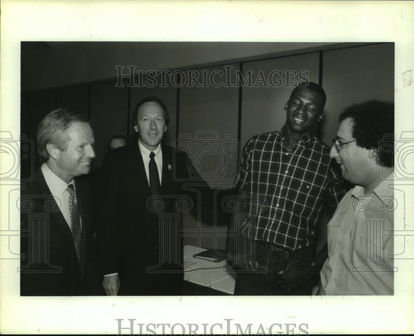 1986 Press Photo Houston Regent Don Sanders, Rickie Winslow meet with ...