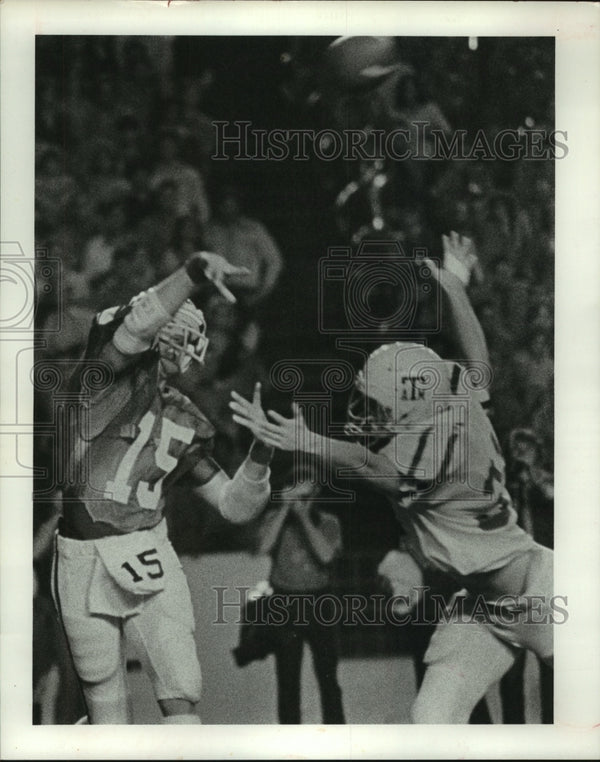 1977 Press Photo Rice quarterback Randy Hertel throws a pass against ...